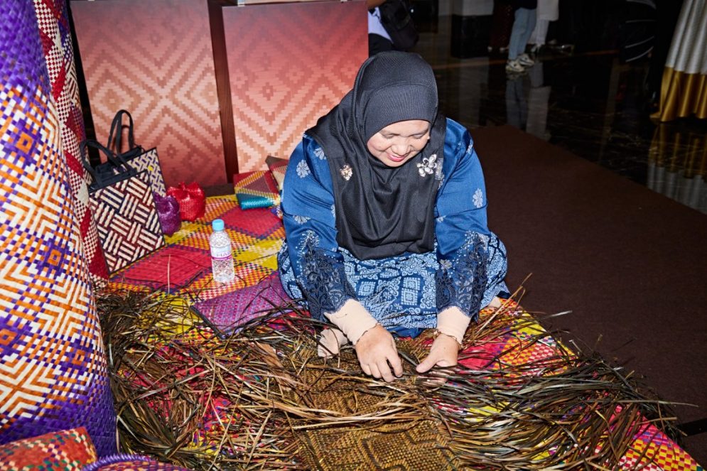 ANYAMAN MENJADI SIMBOL IKATAN RANTAIAN KASIH AIDILFITRI 2024 ...